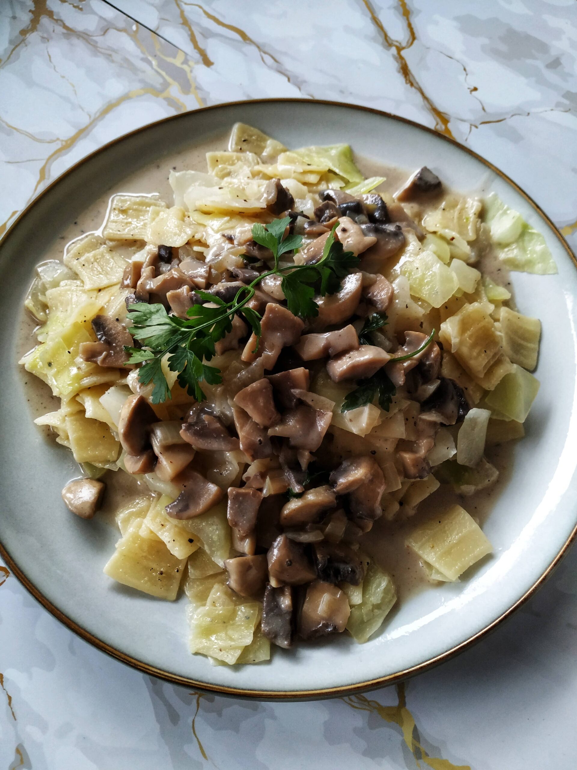 Łazanki z kapustą i sosem pieczarkowym - Pszczółka robotnica